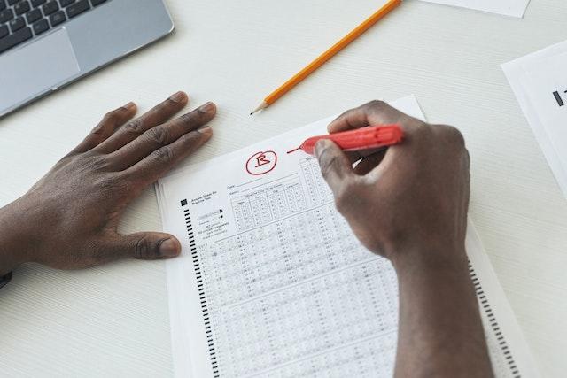 How is the SPM Sejarah Paper Graded?